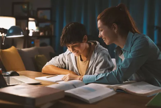 Cómo convertirse en una familia anfitriona para un estudiante de ...